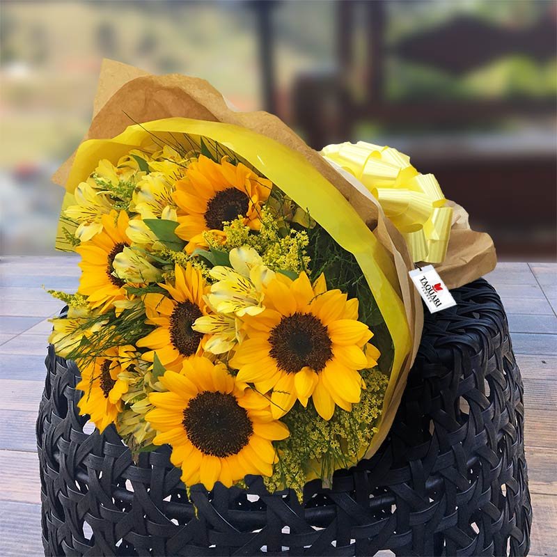 Buque de Flores Com 12 Lírios Brancos - Festa e Alegria